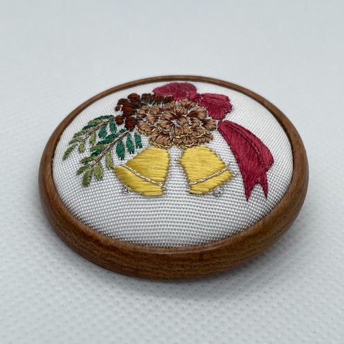 松ぼっくりとベル 刺繍ブローチ 絹糸と金銀糸の日本刺繍 松ぼっくりとベル 刺繍ブローチ 絹糸と金銀糸の日本刺繍