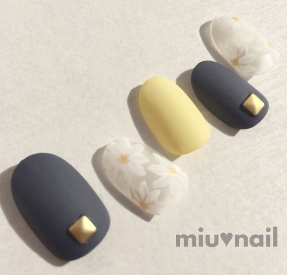 [57]ネイルチップ/ネイビーとイエローのシースルーフラワーネイル マット ネイルチップ（つけ爪） miunail 通販 2042658 ...