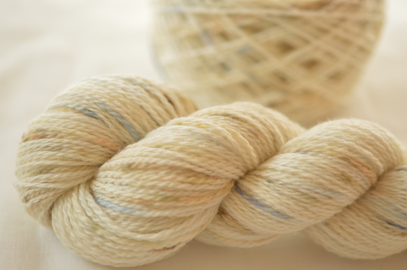 SALE 手染めウール 21 μファインウール ホワイトネイビー nijiyarn 毛糸 nijiyarn 通販｜Creema(クリーマ)