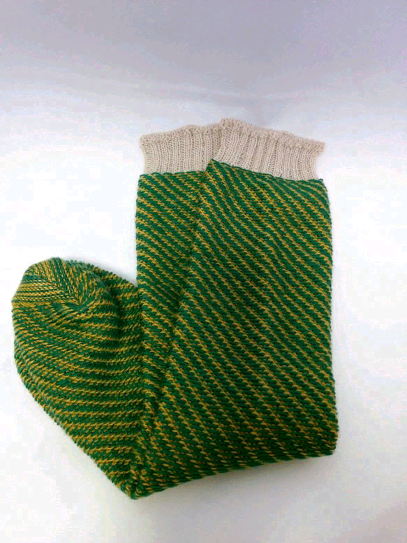 グリーン×カラシ ななめストライプ柄 靴下 冷えとりソックス 靴下 amikusa アミクサ 通販｜Creema(クリーマ) 1493507