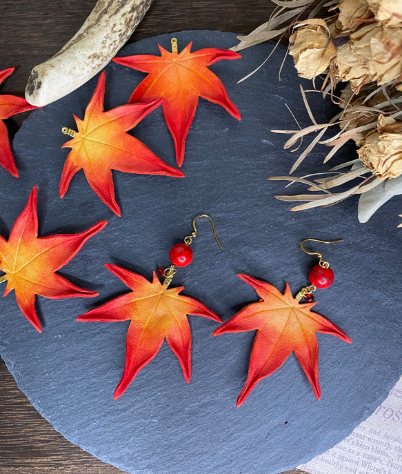 姫路レザー 手染めの紅葉ピアス ピアス（フック・チェーン） ÄHRE 通販 12549261｜Creema(クリーマ)
