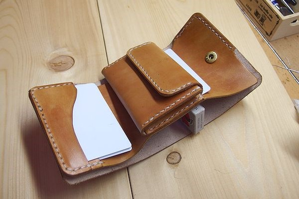 ヌメ革の「まあまあ小さめ」な三つ折財布 カラーオーダー その他ミニ財布・コンパクト財布 mincogi 通販 5549569｜Creema(クリーマ)