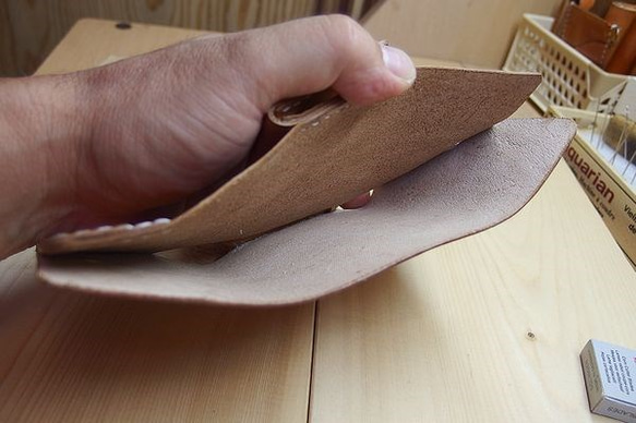 ヌメ革の「まあまあ小さめ」な三つ折財布 カラーオーダー その他ミニ財布・コンパクト財布 mincogi 通販 5549569｜Creema(クリーマ)