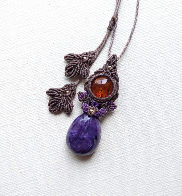 チャロアイト&アンバー・マクラメペンダントleaf ネックレス・ペンダント LOTUS 通販 12562832｜Creema(クリーマ)