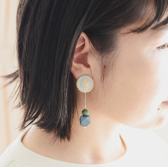 アスターの揺れるイヤリング ..ライトグレー×ブルーグレー.. イヤリング・ノンホールピアス ••ito to katachi•• 通販 ...