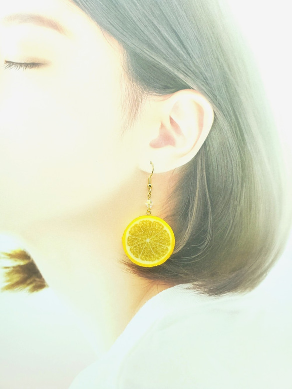 レモン（両面細工）小サイズ☆リアルな食品サンプルのフルーツピアス ピアス（その他） 食品サンプルのピッカリサンプル 通販 1667058 ...