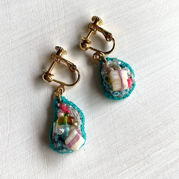 [Haluni]『夢の小石』夏 ビーズ刺繍イヤリング ピアス（フック・チェーン） Haluni 通販｜Creema(クリーマ)