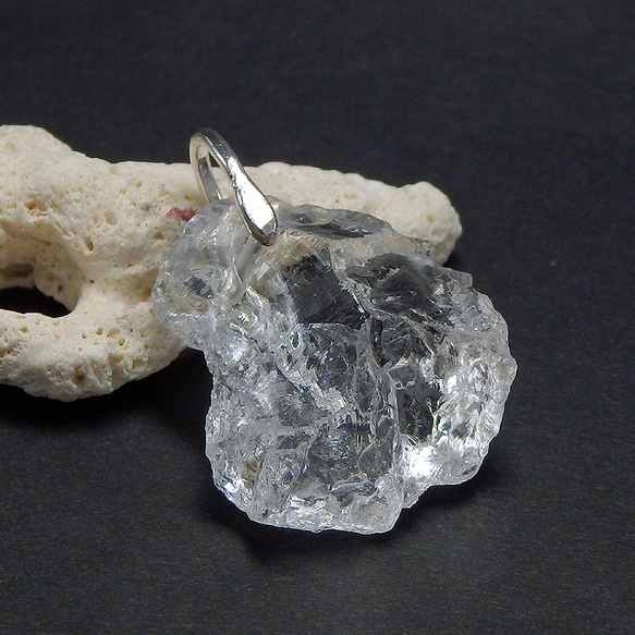 ～氷のような透明感～ 乙女鉱山水晶のラフロックペンダント 3 ペンダントトップ macari 通販｜Creema(クリーマ)