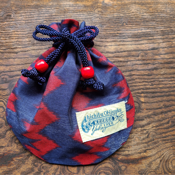 秩父銘仙 巾着袋〈変わり矢羽柄 紺×赤〉 巾着袋 KouBou-Yokoyama 通販 12162103｜Creema(クリーマ)