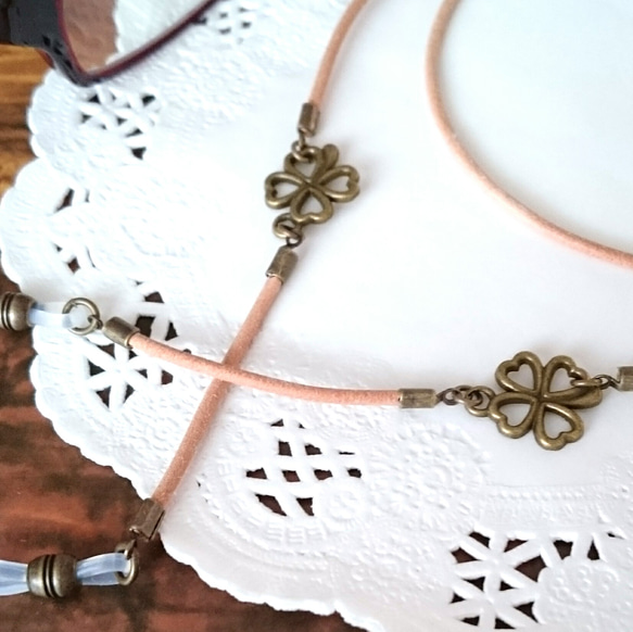 ☆クローバーチャームと高級本革ナチュラル☆おしゃれな グラスコ―ド その他アクセサリー eru 通販｜Creema(クリーマ) 4945620