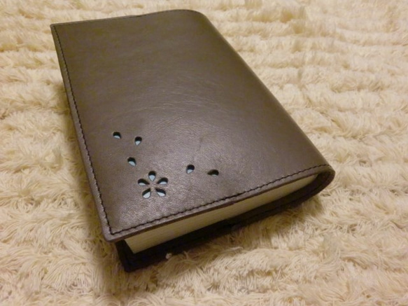 「HANABIRA」シリーズ・フラットタイプ・クロムレザー・ブックカバー035 ブックカバー 雅miyabi 通販｜Creema(クリーマ ...