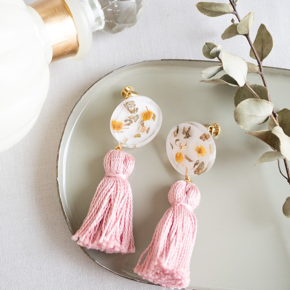 ミモザ＆タッセルイヤリング（オールドローズ） イヤリング・ノンホールピアス schaf* （シャーフ） 通販 5300568｜Creema(クリーマ)