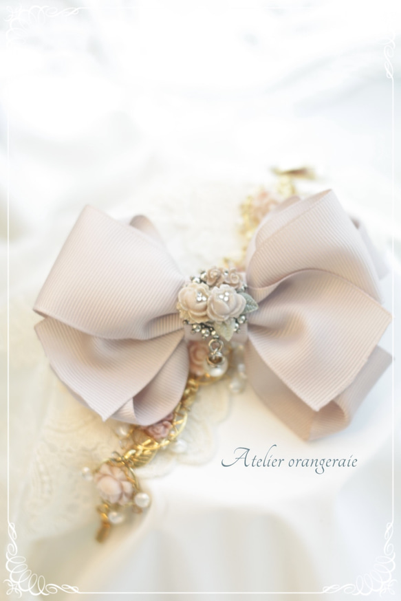 リボンバレッタ・手作りバラのモチーフ付きカーマンディー色(すごく薄い小豆色 薄いピンクベージュ色 桜色 ) バレッタ アトリエオランジュレ ...