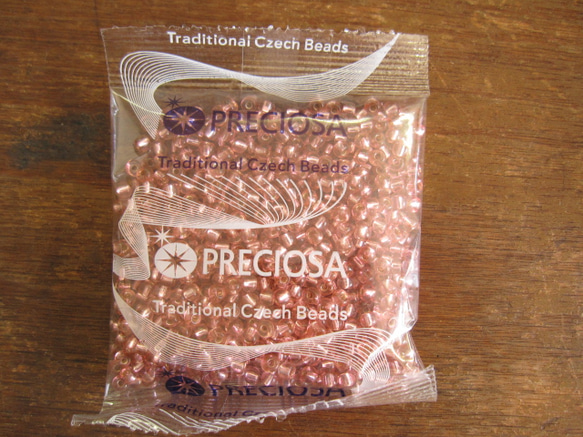 チェコのビーズ ころんとピンクにシルバーライン 小粒 ビーズ ちぇこ屋 通販｜Creema(クリーマ) 2055069