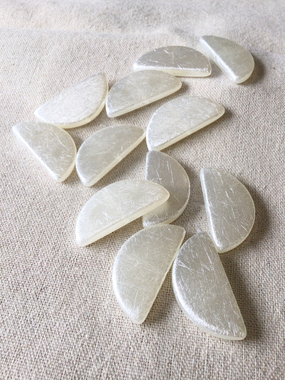 MV.163 ホワイトパールのハーフラウンドフラット(2個セット) ビーズ アージェントビーズ 通販 12563624｜Creema(クリーマ)