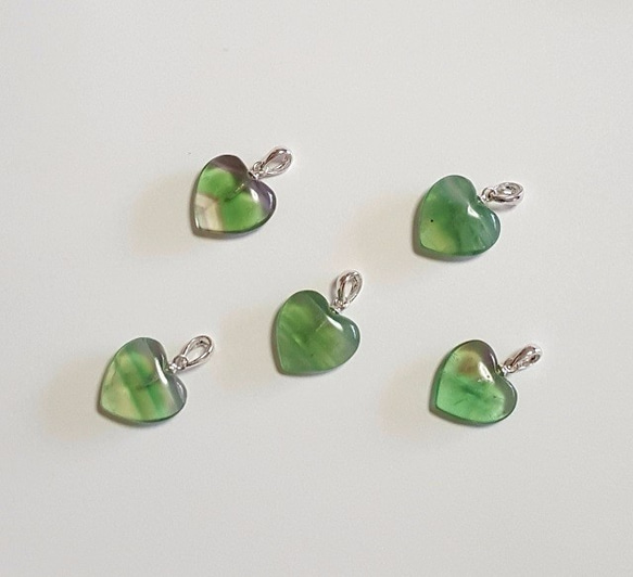 ハート★グリーンフローライトのペンダントトップ 天然石 虹色の星 通販 1889728｜Creema(クリーマ)