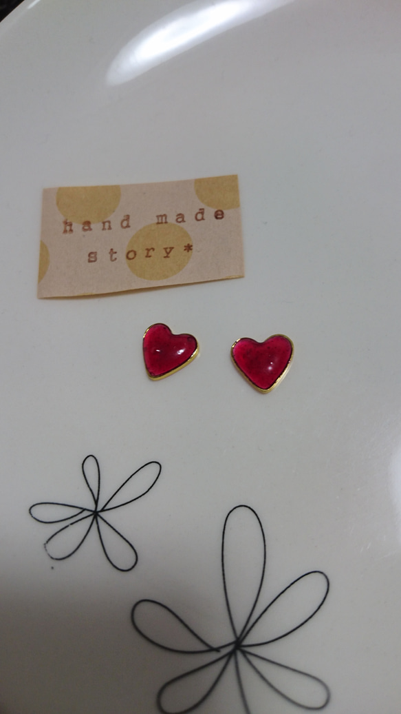 赤ハートの一粒ﾋﾟｱｽorｲﾔﾘﾝｸﾞ ピアス（スタッド・一粒） story* 通販｜Creema(クリーマ) 3910582