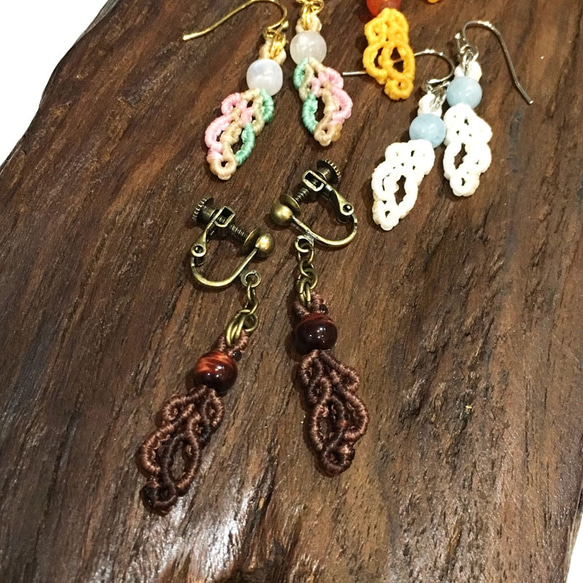 天然石のマクラメ編みピアス・イヤリング【リリィの羽根】（ブラウン系レッドタイガーアイ） イヤリング・ノンホールピアス aKorld アカールド ...