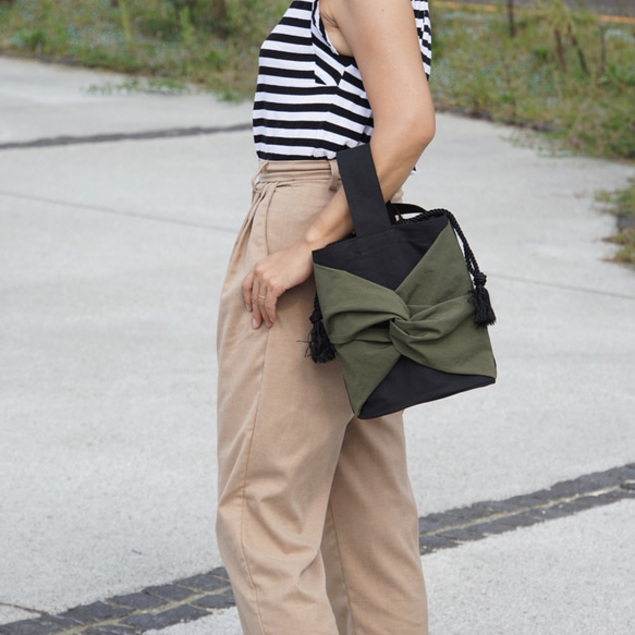ツイストリボンの2wayバケツバッグ【ブラック×カーキ】 バケツバッグ Team Blue HULK 通販 12047901｜Creema(クリーマ)