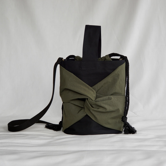 ツイストリボンの2wayバケツバッグ【ブラック×カーキ】 バケツバッグ Team Blue HULK 通販 12047901｜Creema(クリーマ)
