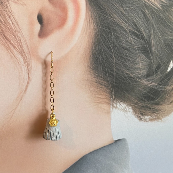 【ピアスイヤリング】Petitタッセルピアス／イヤリング(ライトグレーカラー) トートバッグ Allamanda-leather 通販 ...