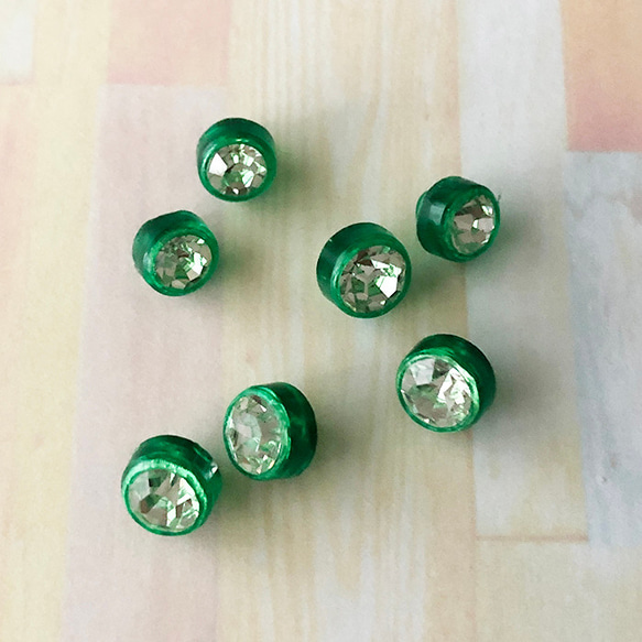 ビンテージラインストーンのミニボタン 緑 ボタン chez poupee 通販｜Creema(クリーマ) 12575482