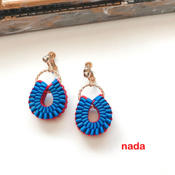 リボンでできた馬蹄モチーフのピアス/イヤリング変更可/エーゲ海ブルー×レッド ピアス（フック・チェーン） nada 通販 10021181 ...