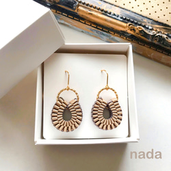 リボンでできた馬蹄モチーフのピアス/イヤリング変更可/エーゲ海ブルー×レッド ピアス（フック・チェーン） nada 通販 10021181 ...