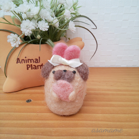 うさみみを着けた つぶらな瞳のパグさん 羊毛フェルト 羊毛フェルト asamame 通販｜Creema(クリーマ) 11517814