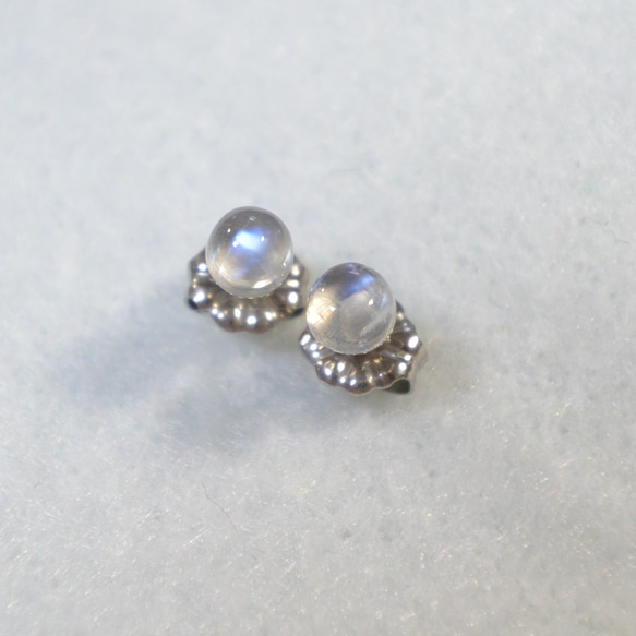 （1点もの）ロイヤルブルームーンストーンのスタッドピアス（4mm・チタンポスト） ピアス（スタッド・一粒） febfac 通販 ...