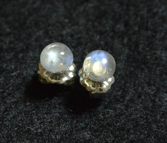 （1点もの）レインボームーンストーンのスタッドピアス・5mm（チタンポスト） ピアス（スタッド・一粒） febfac 通販 6316754 ...