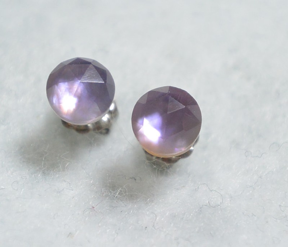 （1点もの）ホワイトシェル＆アメジストのスタッドピアス（6mm・チタンポスト） ピアス（スタッド・一粒） febfac 通販 9364243 ...