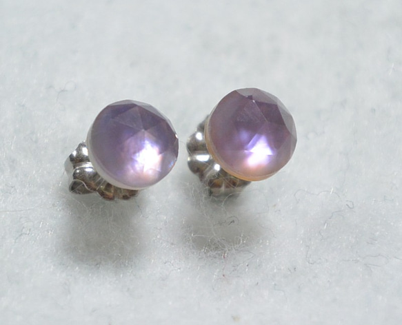 （1点もの）ホワイトシェル＆アメジストのスタッドピアス（6mm・チタンポスト） ピアス（スタッド・一粒） febfac 通販 9364243 ...