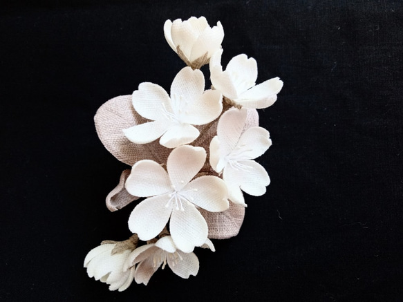 リネンのコサージュ＊桜9.5cm（オフホワイト/ライトグレージュ） コサージュ カリン＊ 通販｜Creema(クリーマ)