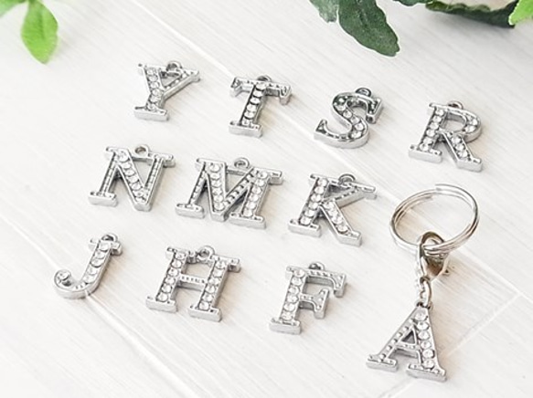 選べるイニシャルチャーム*クリスタル*キーホルダーに付けてプレゼントにも** チャーム gramfeel 通販 5372097｜Creema ...
