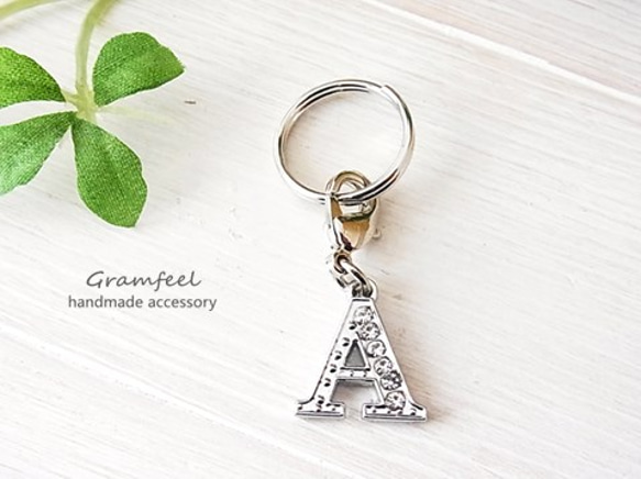 選べるイニシャルチャーム*クリスタル*キーホルダーに付けてプレゼントにも** チャーム gramfeel 通販 5372097｜Creema ...