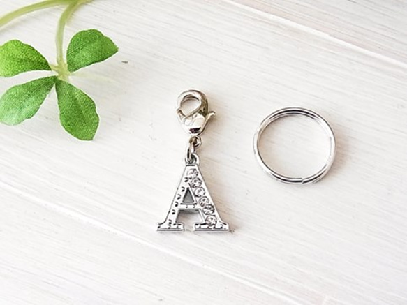 選べるイニシャルチャーム*クリスタル*キーホルダーに付けてプレゼントにも** チャーム gramfeel 通販 5372097｜Creema ...