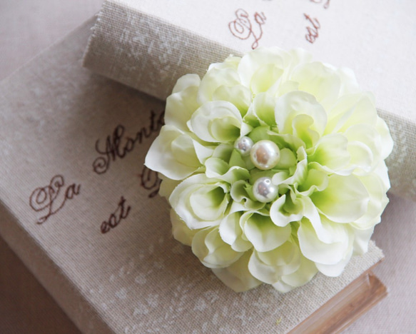 【送料300円】ダリアミニフラワーコサージュ－薄緑色－ コサージュ フラワーウォークポポ 通販 1809730｜Creema(クリーマ)