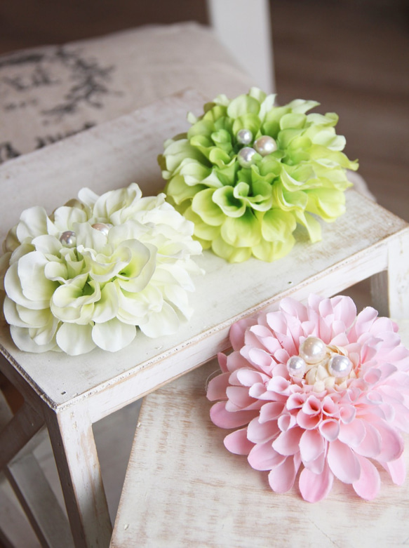 【送料300円】ダリアミニフラワーコサージュ－薄緑色－ コサージュ フラワーウォークポポ 通販 1809730｜Creema(クリーマ)