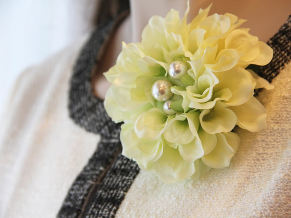 【送料300円】ダリアミニフラワーコサージュ－薄緑色－ コサージュ フラワーウォークポポ 通販 1809730｜Creema(クリーマ)