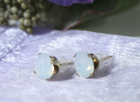 【大粒】14kgfスワロフスキービジューピアス ホワイトオパール ピアス（スタッド・一粒） sweet bijoux* 通販｜Creema ...