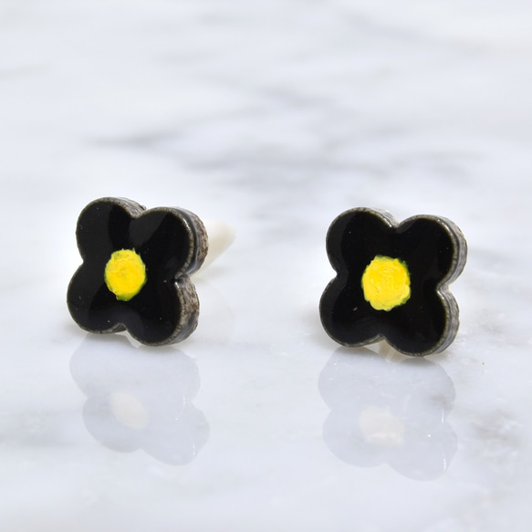 陶器の黒いお花のイヤリング イヤリング・ノンホールピアス TABULA 通販 2429426｜Creema(クリーマ)