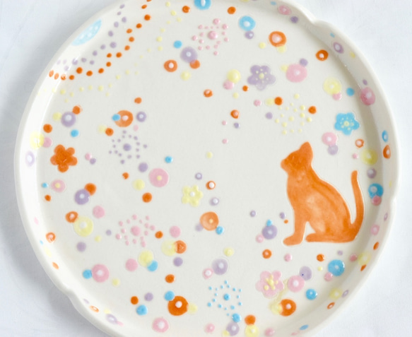 お花畑にいる猫 平皿(中) 中皿 さとうゆりな 通販 12052853｜Creema(クリーマ)