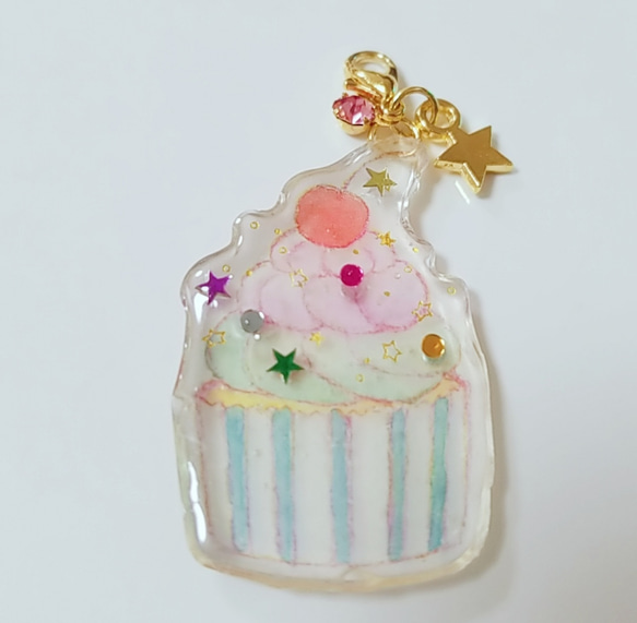 ゆめかわいいカップケーキ♡キラキラチャーム 携帯ストラップ Triangle_Star 通販｜Creema(クリーマ) 5656295