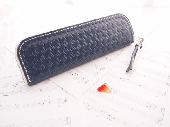 受注製作 【ヴォーノアニリン青（紺）】牛革 ラウンドファスナー ペンケース スタンピング Type:A ペンケース Dragonfly 通販 ...