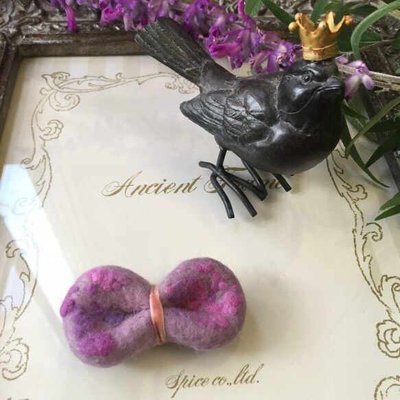 羊毛フェルト・リボンブローチ ブローチ yuyuyu 通販 1372512｜Creema(クリーマ)