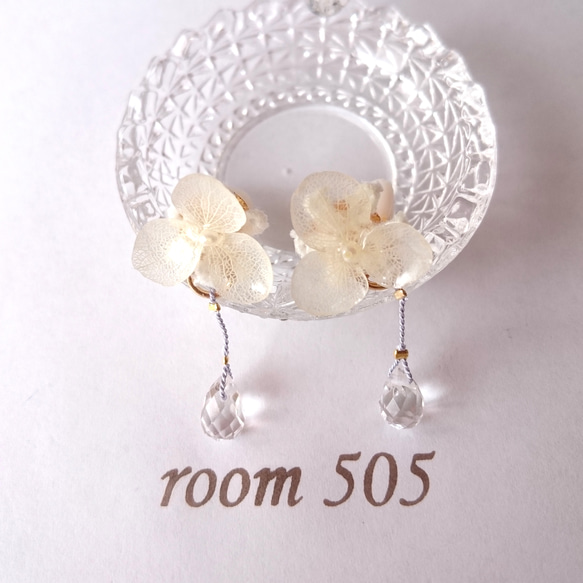 アジサイの雨露イヤリング（きなり）（蝶バネイヤリング） イヤリング・ノンホールピアス room 505 通販 2216606｜Creema(クリーマ)