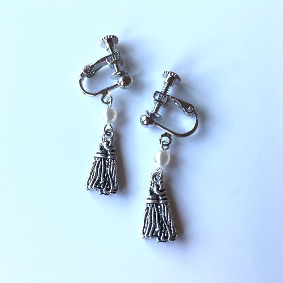 パールとタッセルのイヤリング（ピアス可、アンティーク・シルバー） イヤリング・ノンホールピアス petit fleur 通販 4022497 ...