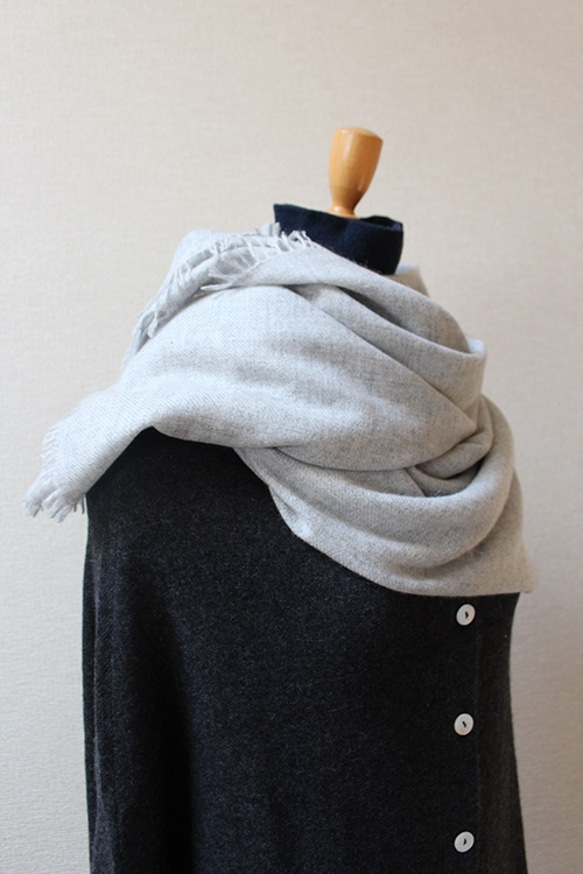 ピュアカシミヤショール ライトグレー ストール tsutsumu 通販 6434434｜Creema(クリーマ)