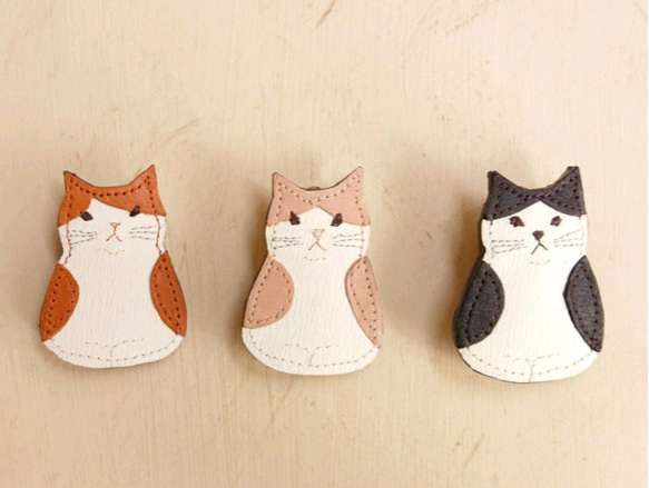 革でつくったねこのブローチ(香箱座り) ブローチ tokotoko 通販｜Creema(クリーマ) 4945028